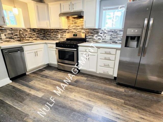 2 BR, 2 BA Apartment 3825 Liberty Avenue, Pittsburgh, PA 15201
