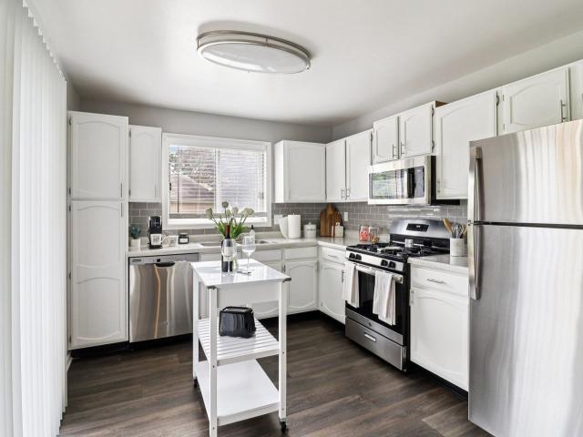 2 BR, 2 BA Apartment 390 Brittany Court Unit 378H, Geneva, IL 60134