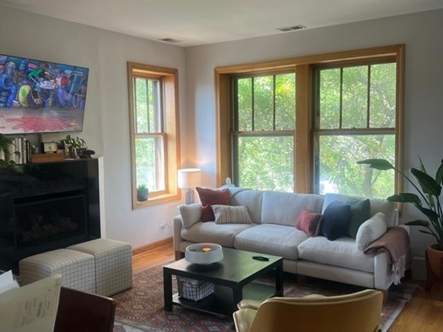 2 BR, 2 BA Apartment 3953 West Waveland Avenue, Chicago, IL 60618
