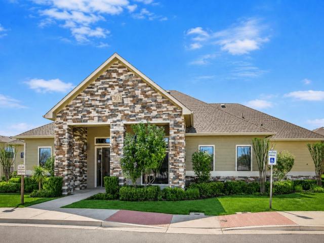2 BR, 2 BA Apartment 303 N. Hyde Park Unit 0422, Cleburne, TX 76033