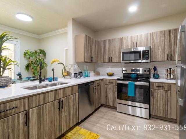 2 BR, 2 BA Apartment 3000 San Jacinto St, Houston, TX 77004