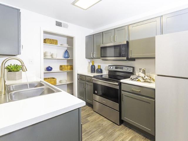 2 BR, 2 BA Apartment 3010 W Yorkshire Dr Unit 01 1131, Phoenix, AZ 85027