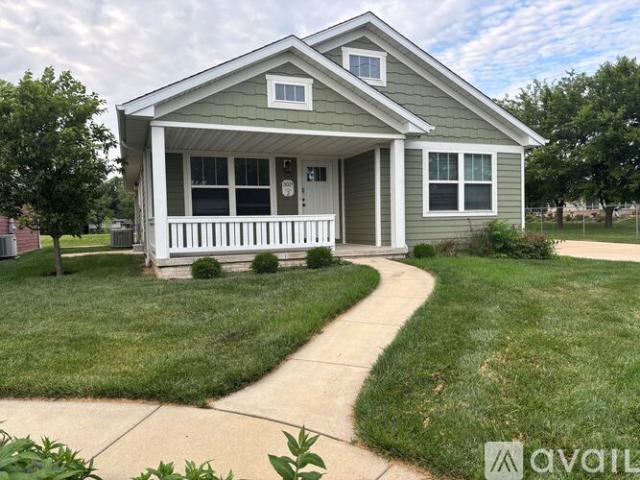 2 BR, 2 BA Apartment 3021 W Lake Ave Cottage 2, Peoria, IL 61615