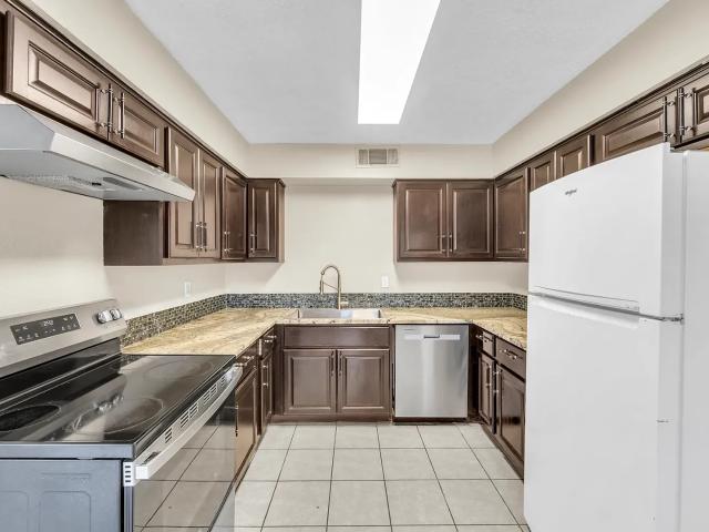 2 BR, 2 BA Apartment 3024 Tudor Ln, Irving, TX 75060