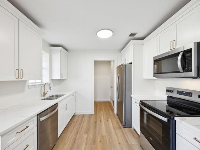 2 BR, 2 BA Apartment 302 West Pelton Street, Sherman, TX 75092