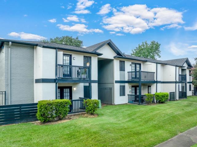 2 BR, 2 BA Apartment 3030 Elmside Drive Unit 132E, Houston, TX 77042