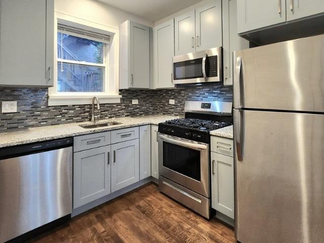2 BR, 2 BA Apartment 3051 N Spaulding Ave, Chicago, IL 60618