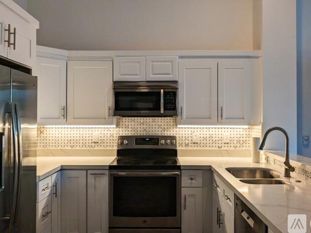 2 BR, 2 BA Apartment 3090 Glascock Street, Unit 415, Oakland, CA 94601