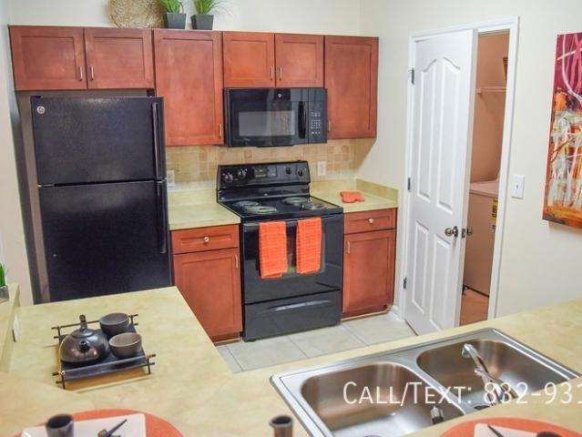 2 BR, 2 BA Apartment 3098 Crossview Dr, Houston, TX 77063