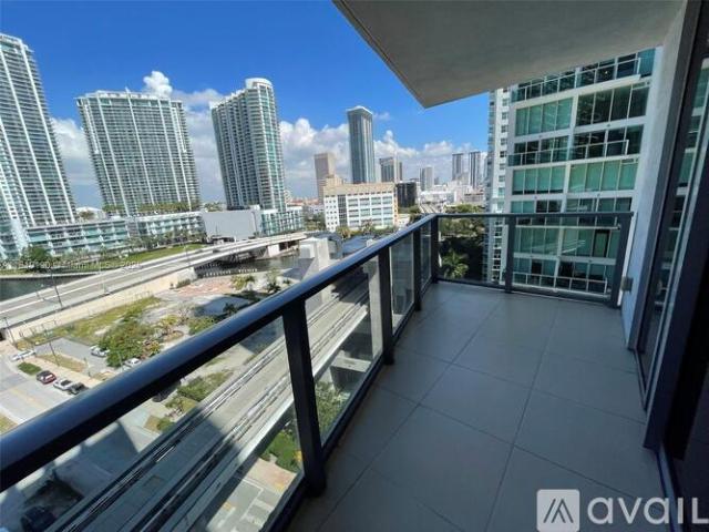 2 BR, 2 BA Apartment 31 SE 6th St, Unit 1402, Miami, FL 33131