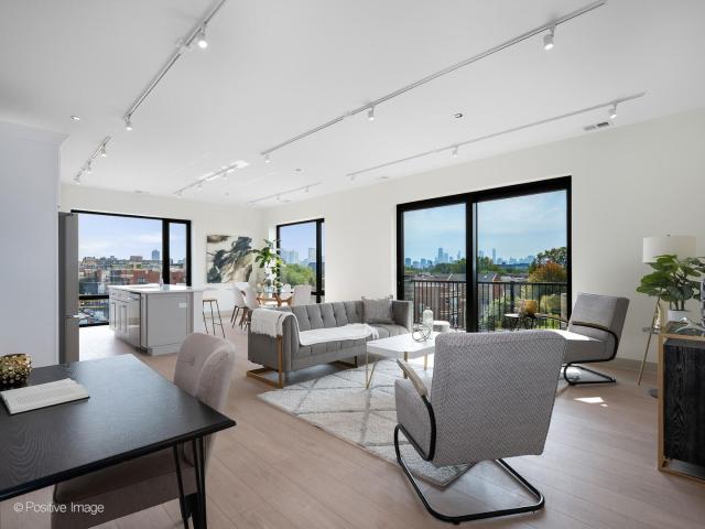 2 BR, 2 BA Apartment 3202 N. Racine Ave Chicago, IL 60657