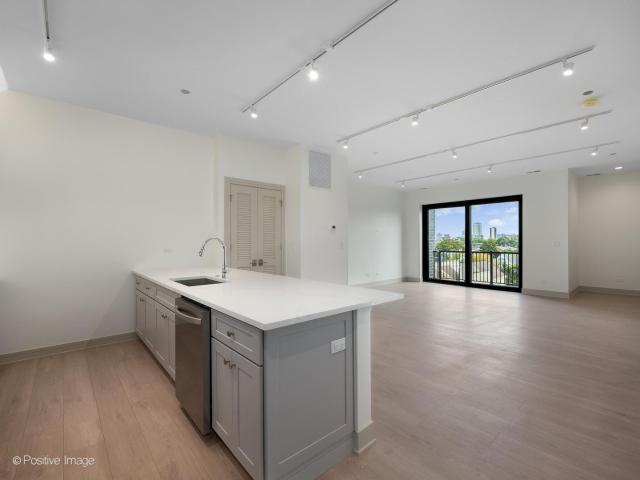 2 BR, 2 BA Apartment 3202 N. Racine Ave Chicago, IL 60657