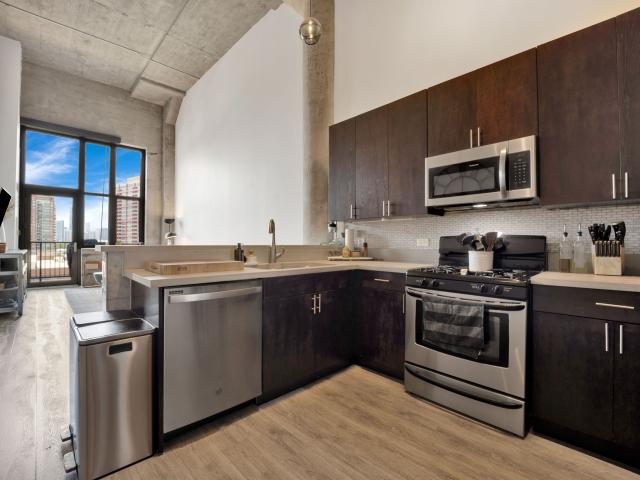 2 BR, 2 BA Apartment 320 East 21st Street, Chicago, IL 60616