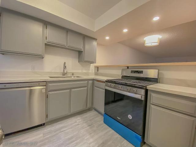 2 BR, 2 BA Apartment 3239 Altura Blvd, Glendale, CA 91214