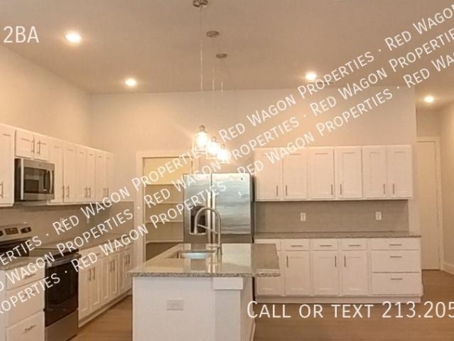 2 BR, 2 BA Apartment 330 E Carson St, San Antonio, TX 78208