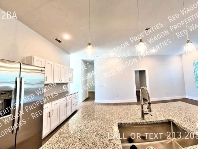2 BR, 2 BA Apartment 330 E Carson St, San Antonio, TX 78208