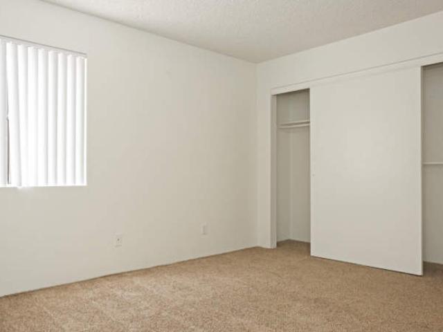 2 BR, 2 BA Apartment 3330 W Greenway Rd, Phoenix, AZ 85053