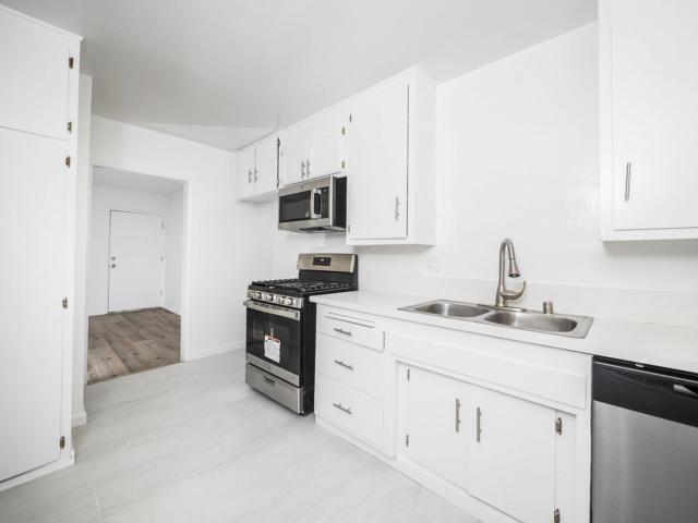 2 BR, 2 BA Apartment 334 South Hobart Boulevard Unit 024#06, Los Angeles, CA 90020