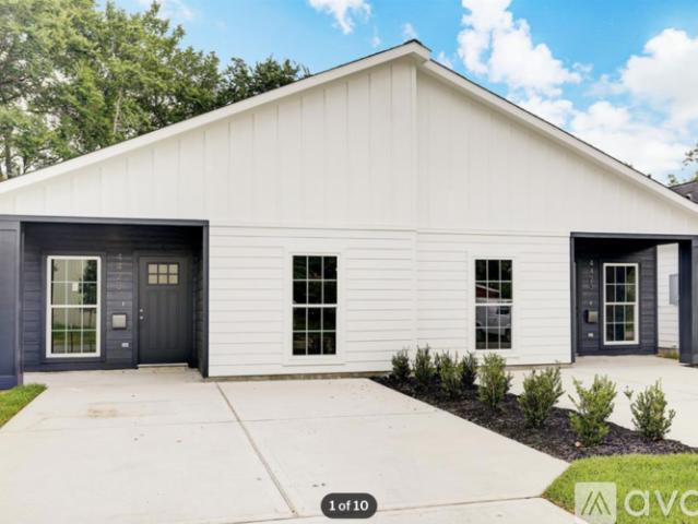 2 BR, 2 BA Apartment 4423 Clover Street, Unit 1, Houston, TX 77051