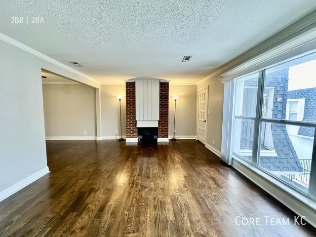 2 BR, 2 BA Apartment 4427 Holly St, Kansas City, MO 64111
