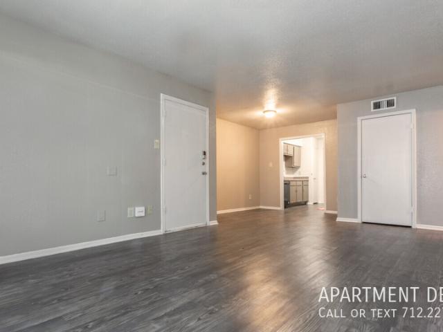 2 BR, 2 BA Apartment 446 W Parker RdÂ, Houston, TX 77091