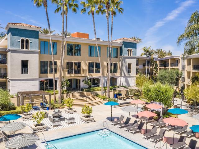 2 BR, 2 BA Apartment 4500 Woodman Ave Unit E206, Sherman Oaks, CA 91423