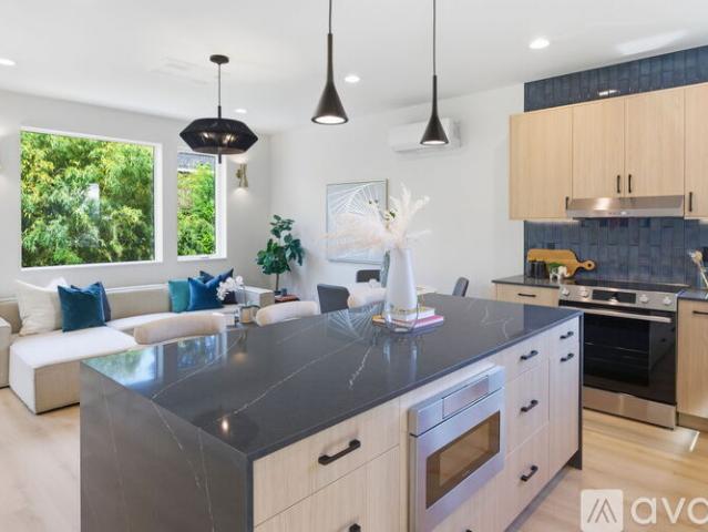 2 BR, 2 BA Apartment 4517 35th Avenue South, Seattle, WA 98118