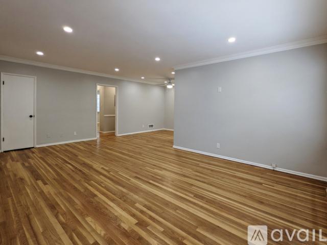 2 BR, 2 BA Apartment 458 S Oakhurst Dr, Unit 5, Beverly Hills, CA 90212