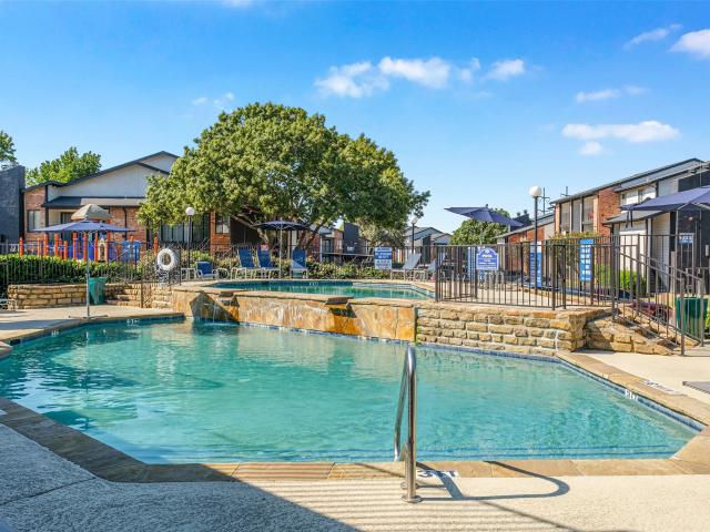 2 BR, 2 BA Apartment 4600 West Pioneer Drive, Irving, TX 75061