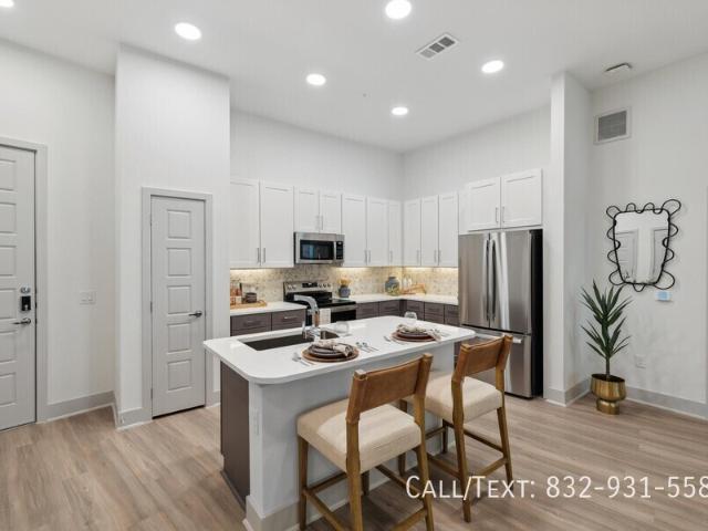 2 BR, 2 BA Apartment 4601 N Main St, Houston, TX 77009
