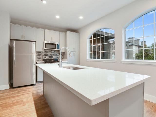 2 BR, 2 BA Apartment 4650 Cole Avenue Unit 228, Dallas, TX 75205