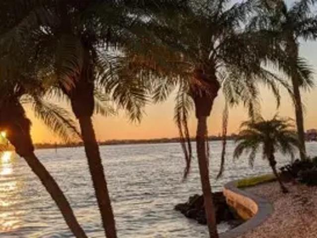 2 BR, 2 BA Apartment 4700 Cove Cir, St Petersburg, FL 33708