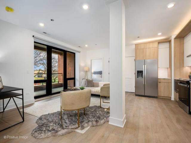 2 BR, 2 BA Apartment 4713 N. Clark St Chicago, IL 60640