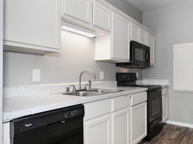 2 BR, 2 BA Apartment 4811 Duncanville Rd Unit 203, Dallas, TX 75236