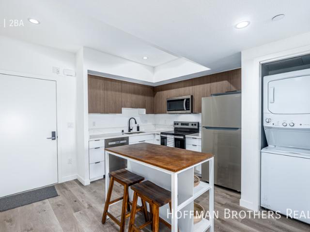 2 BR, 2 BA Apartment 4821 Lemon Grove Ave, Los Angeles, CA 90029
