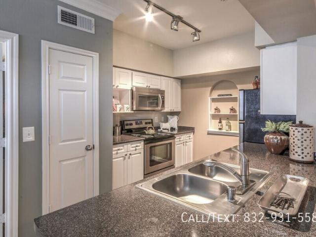 2 BR, 2 BA Apartment 4899 La Branch St, Houston, TX 77004