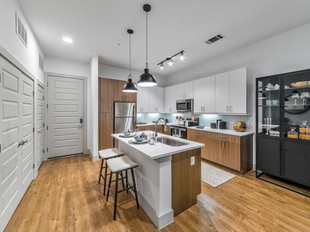 2 BR, 2 BA Apartment 400 South Hall Street Unit 440, Dallas, TX 75226