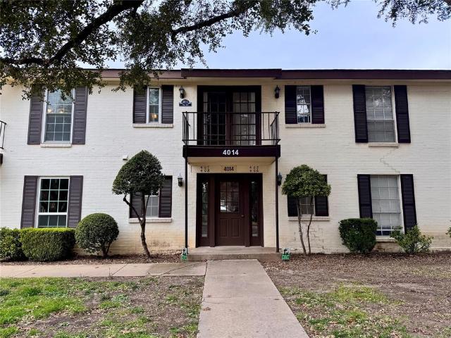 2 BR, 2 BA Apartment 4014 Ridglea Country Club Drive, Fort Worth, TX 76126