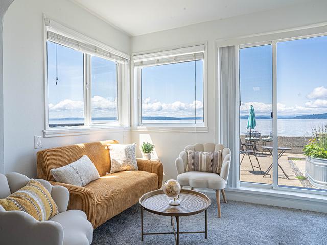 2 BR, 2 BA Apartment 4027 Beach Dr SW, Seattle, WA 98116