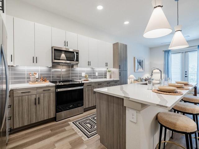 2 BR, 2 BA Apartment 4040 Valley View Lane Unit 444, Dallas, TX 75244
