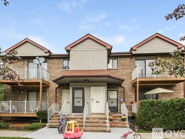 2 BR, 2 BA Apartment 4220 Birchwood Ct, North Brunswick Township, NJ 08902