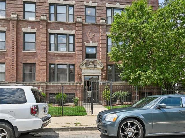 2 BR, 2 BA Apartment 4220 S Champlain Ave, Chicago, IL 60653