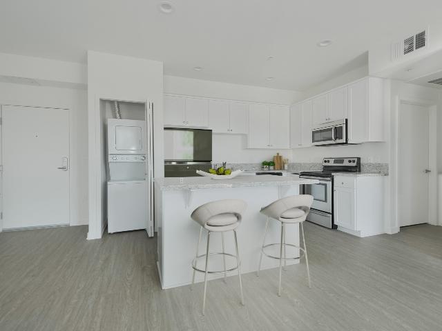 2 BR, 2 BA Apartment 422 South Lake Street Unit 614, Los Angeles, CA 90057