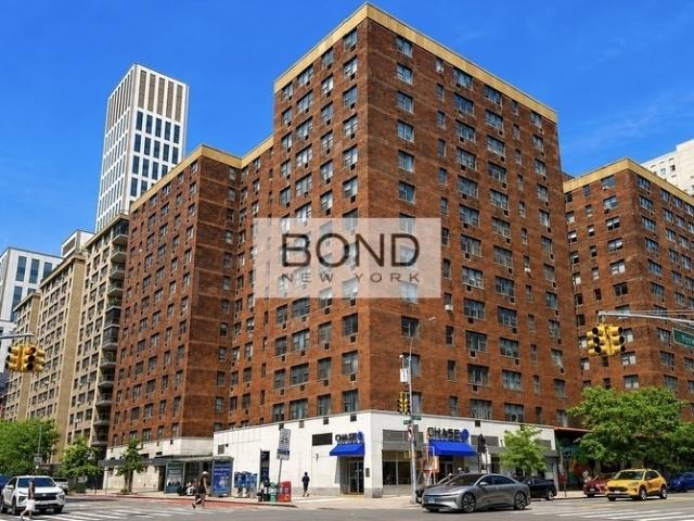 2 BR, 2 BA Apartment 435 East 79th Street, New York, NY 10075
