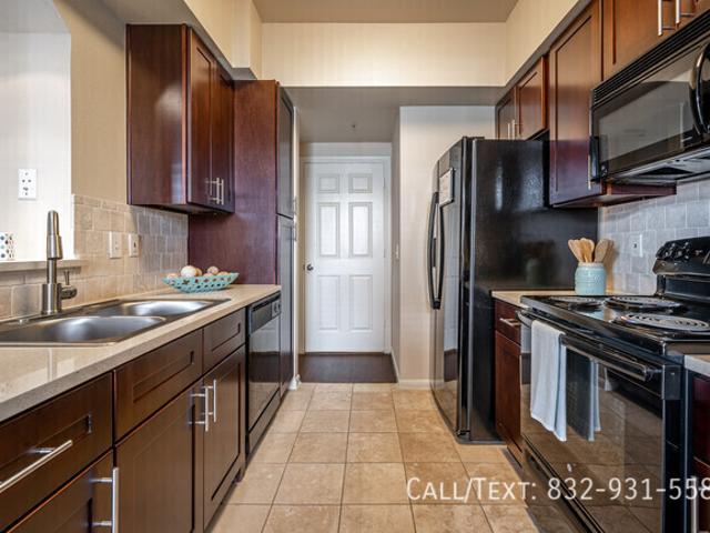 2 BR, 2 BA Apartment 5401 Glenmont Dr, Houston, TX 77081