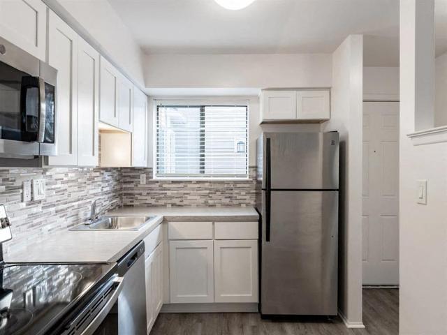 2 BR, 2 BA Apartment 5460 Bentley Rd Unit 21 205, West Bloomfield, MI 48322