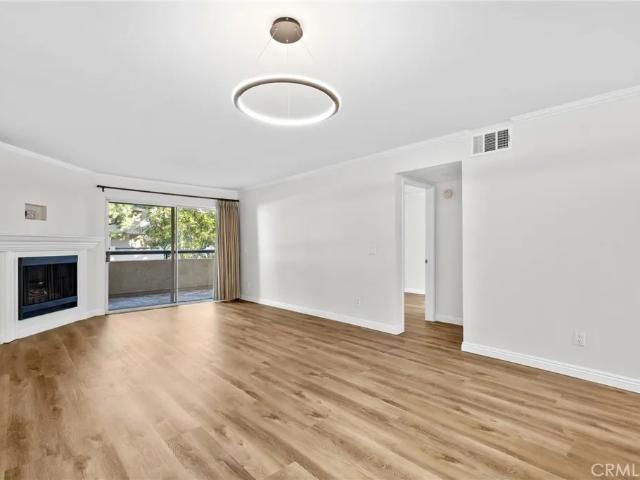 2 BR, 2 BA Apartment 5510 Owensmouth Avenue, Woodland Hills, CA 91364