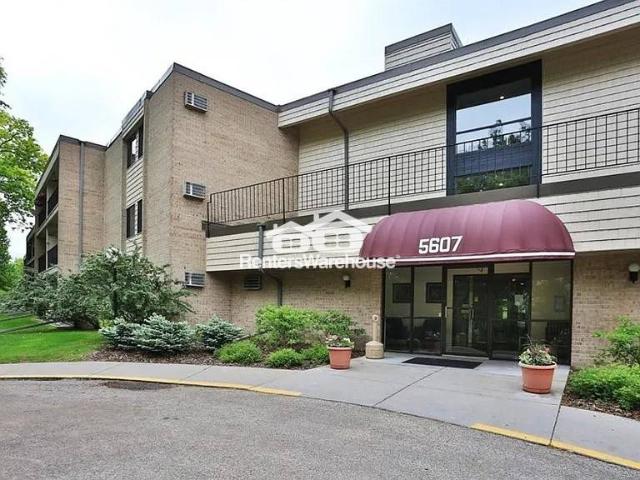 2 BR, 2 BA Apartment 5607 Green Circle Drive, Hopkins, MN 55343