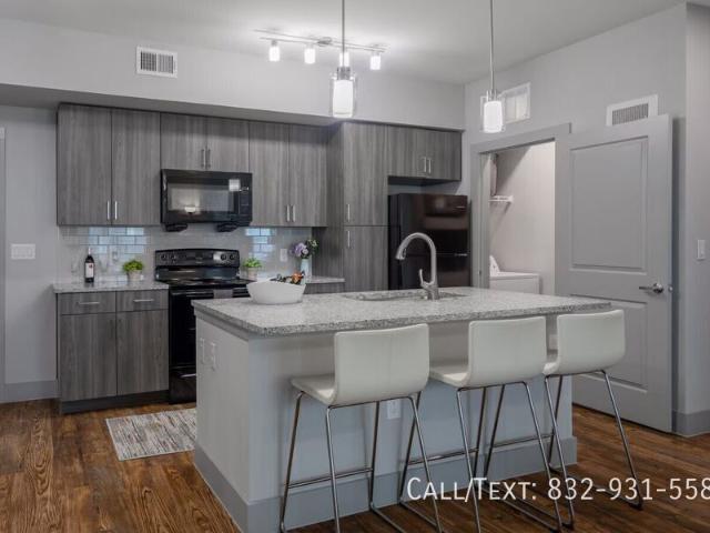 2 BR, 2 BA Apartment 5610 S Shaver St, Houston, TX 77034