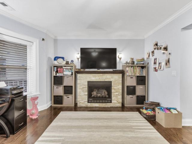 2 BR, 2 BA Apartment 5726 N. Mozart Street, Chicago, IL 60659